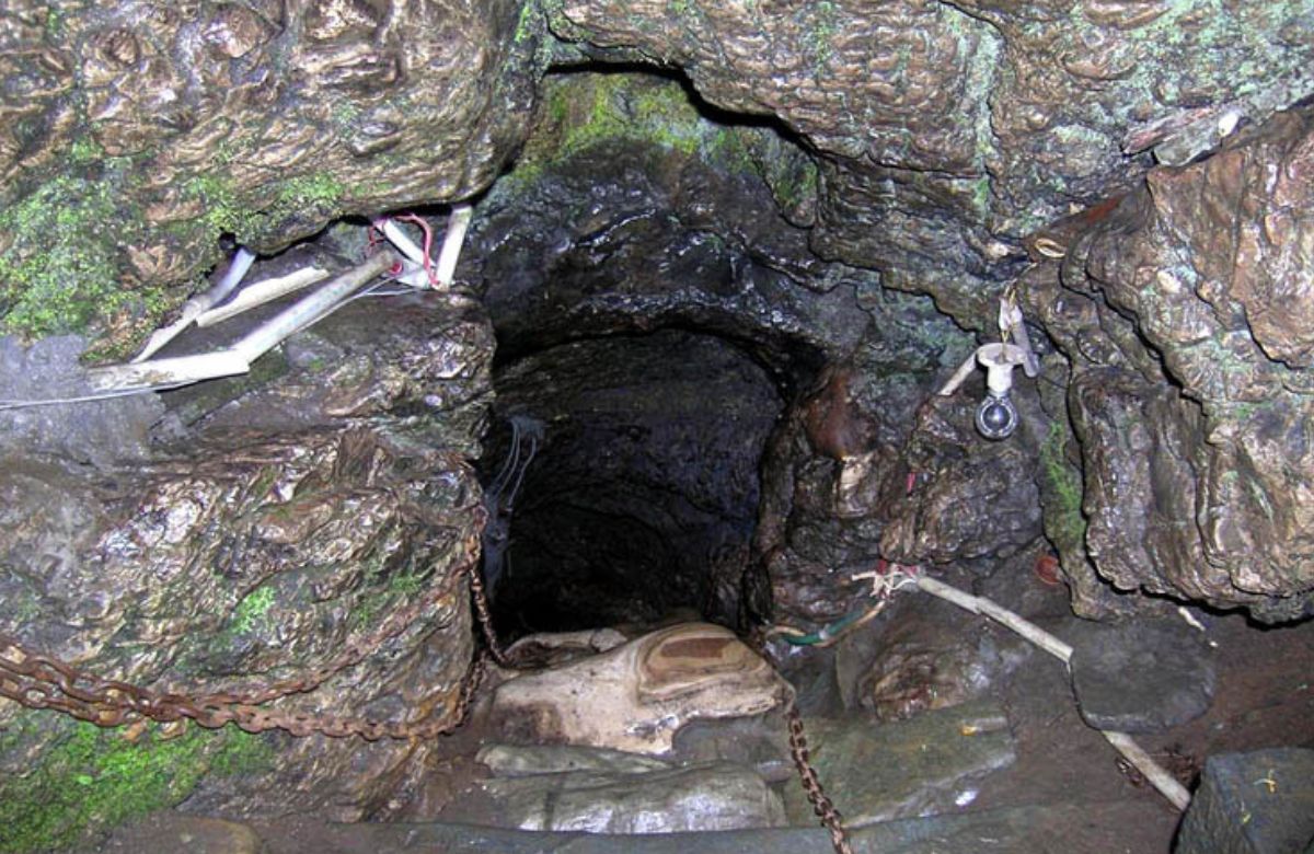 Exploring the Depths of Patal Bhuvaneshwar Cave's Secrets - Nagarjuna ...